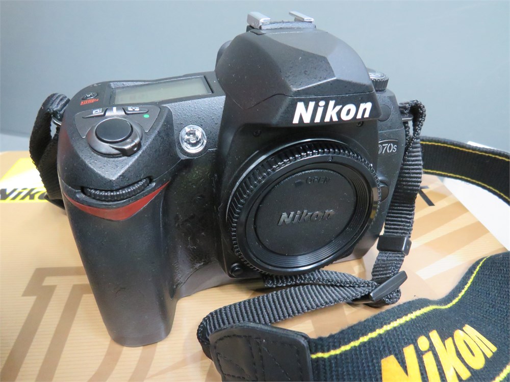 Transitional Design Online Auctions - NIKON D70S Digital SLR Camera w ...