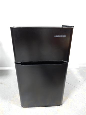 Transitional Design Online Auctions - Black & Decker Refrigerator Freezer