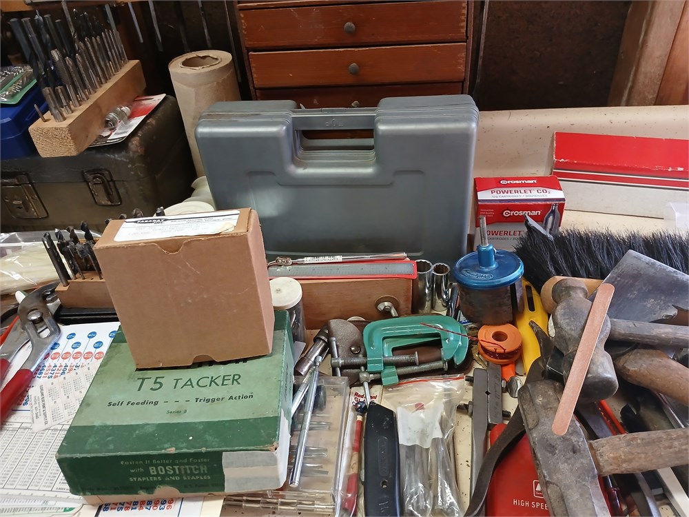 Transitional Design Online Auctions - Large Handyman & Mechanic Tools ...