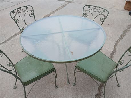 Transitional Design Online Auctions - Round Outdoor Patio Table / Chairs