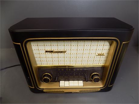 Transitional Design Online Auctions - Grundig Classic Table Radio