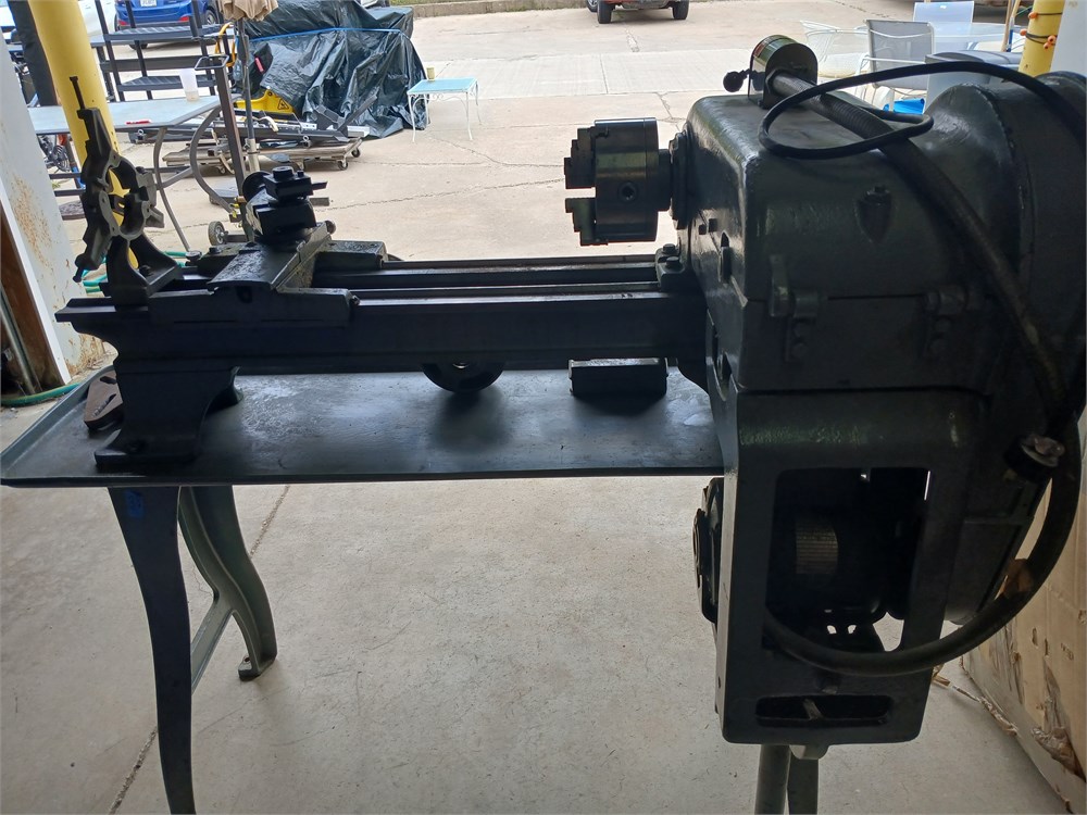 Transitional Design Online Auctions - Logan 10" Metal Lathe / Model 820