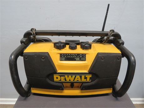 Transitional Design Online Auctions - DEWALT Worksite Radio AM/FM DW911 ...