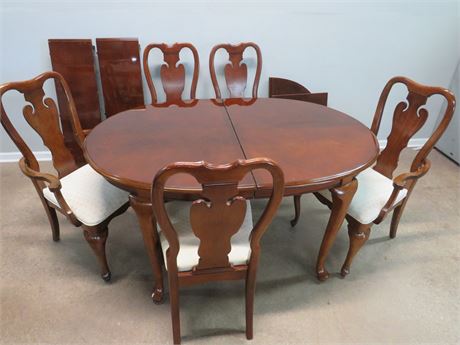 Transitional Design Online Auctions - UNIVERSAL Queen Anne Dining Set