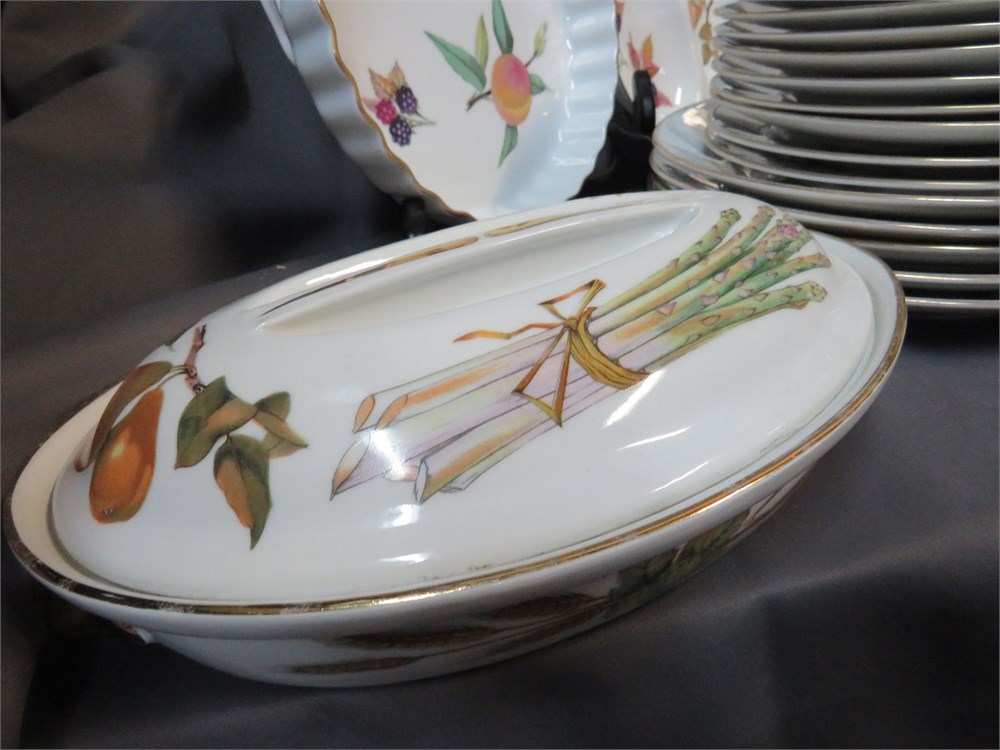 Transitional Design Online Auctions - ROYAL WORCESTER 'Evesham' Fine ...