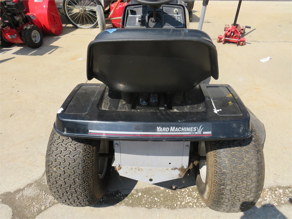 Transitional Design Online Auctions - MTD Yard Machines 38" Lawn Tractor