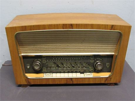 Transitional Design Online Auctions - Vintage FM/Overseas German Radio