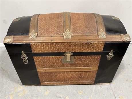 Transitional Design Online Auctions - Travel Trunk / Camel Back ...