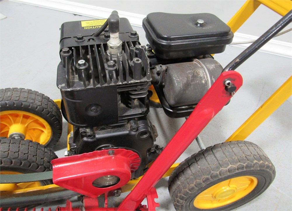 Transitional Design Online Auctions - McLane Lawn Edger - Briggs and ...