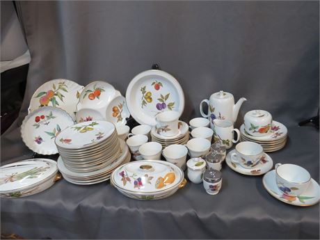 Transitional Design Online Auctions - ROYAL WORCESTER 'Evesham' Fine ...