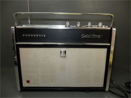 Transitional Design Online Auctions - Panasonic FM & AM Transistor ...