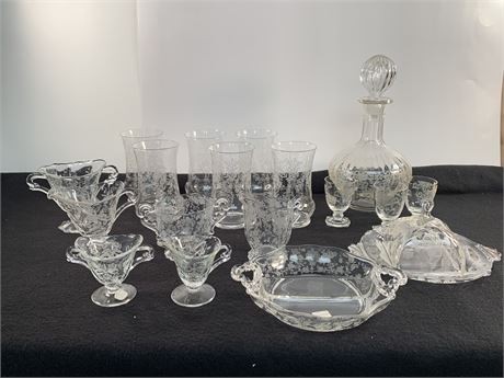 Transitional Design Online Auctions - Heisey Glass Collectibles Pieces