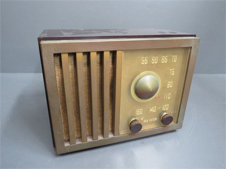 Transitional Design Online Auctions - Vintage 1940s RCA Tube Tube Radio