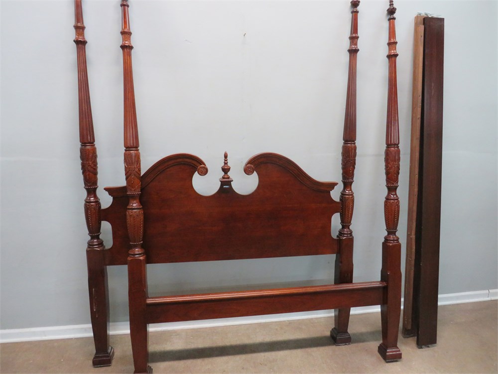 Transitional Design Online Auctions - UNIVERSAL FURNITURE CO. Queen ...