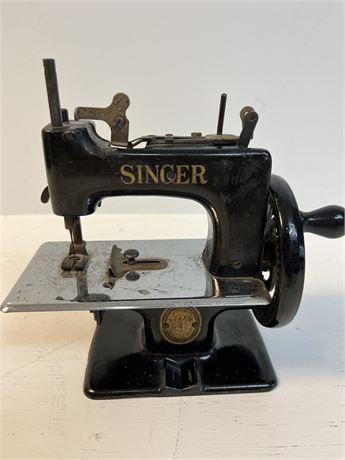 Transitional Design Online Auctions - Singer "Sew Handy" Mini Machine