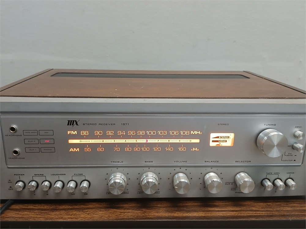 Transitional Design Online Auctions - Magnavox MX 1571 Stereo Receiver