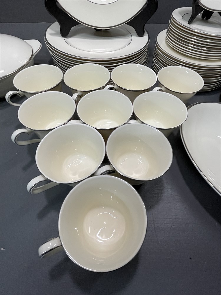 Transitional Design Online Auctions - Royal Doulton Dinnerware / Serving Pieces