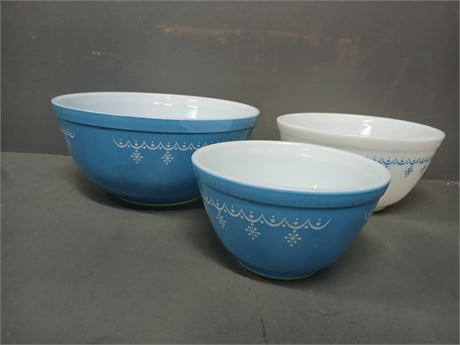 Transitional Design Online Auctions - Pyrex mixing bowls "Snowflake ...