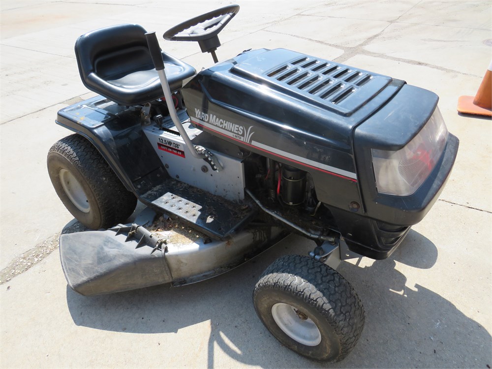 Transitional Design Online Auctions - MTD Yard Machines 38" Lawn Tractor