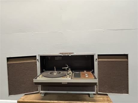 Transitional Design Online Auctions - Zenith Portable Stereo