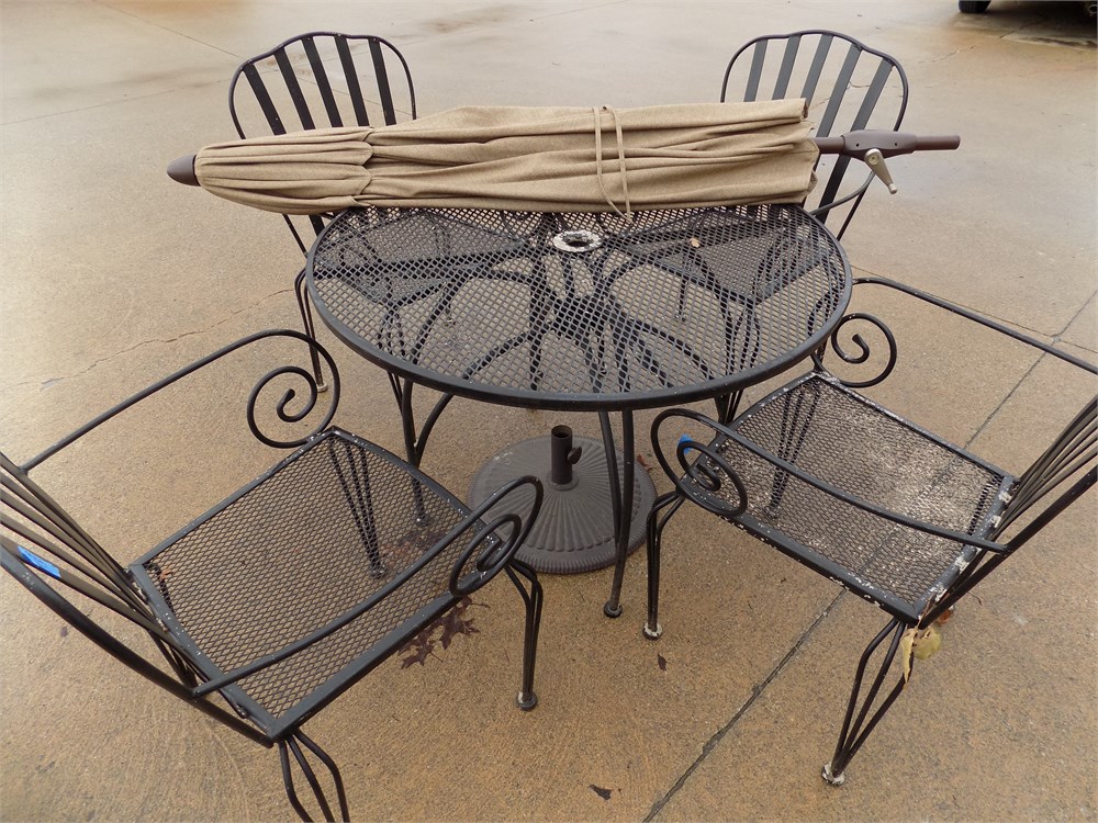Transitional Design Online Auctions - Round Outdoor Patio Set