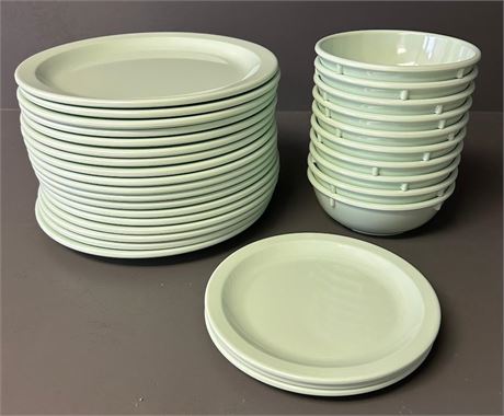 Transitional Design Online Auctions - Vintage Melamine Dinnerware Set ...