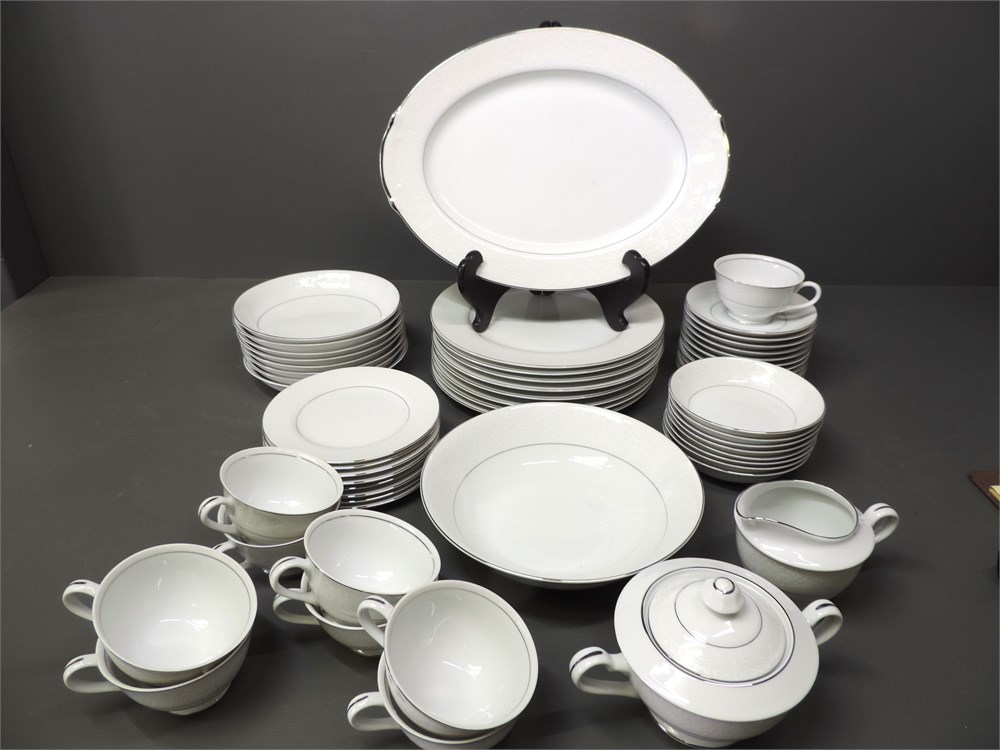 Transitional Design Online Auctions - FASHION MANOR 'Lady Elegant' Fine ...