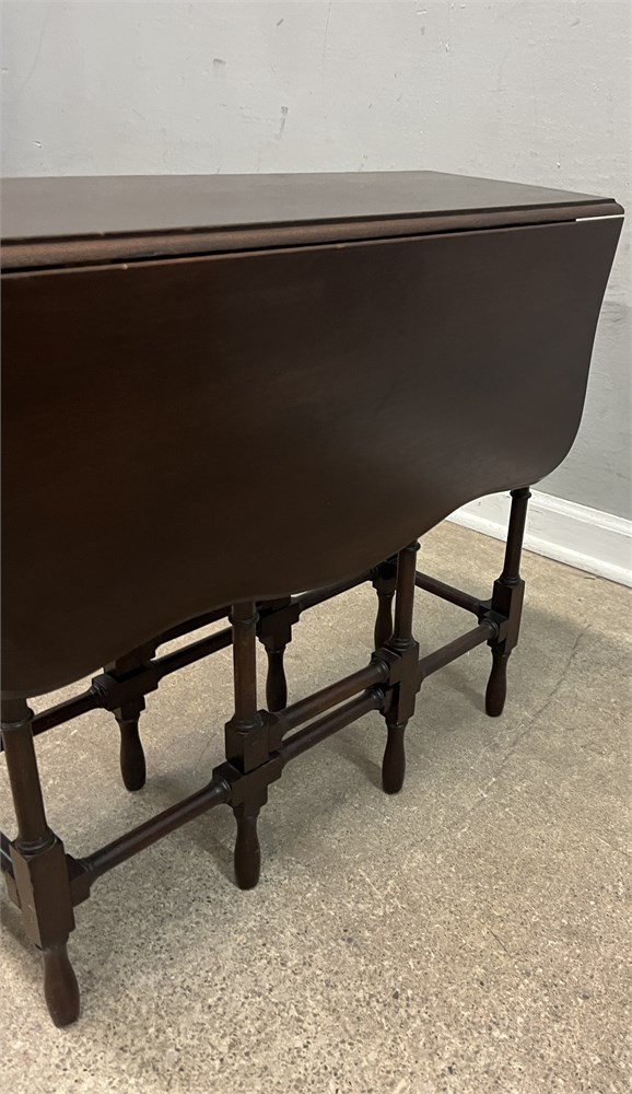 Transitional Design Online Auctions - Salesman Sample Table