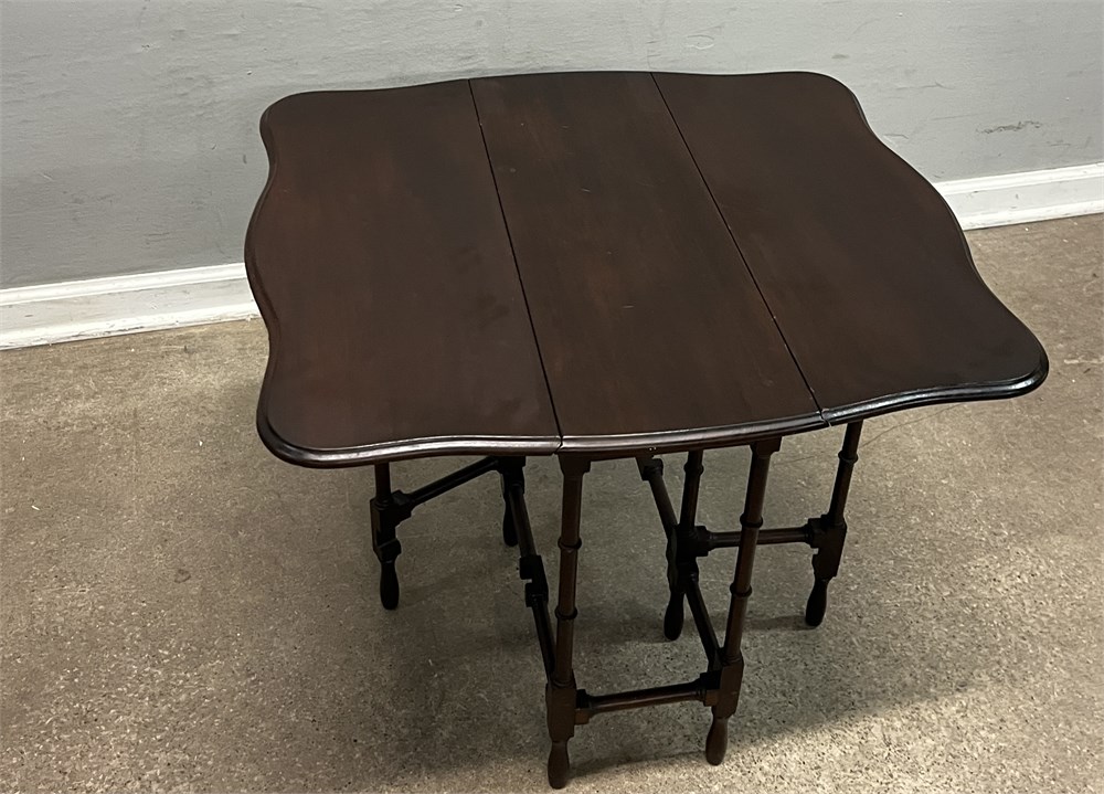 Transitional Design Online Auctions - Salesman Sample Table