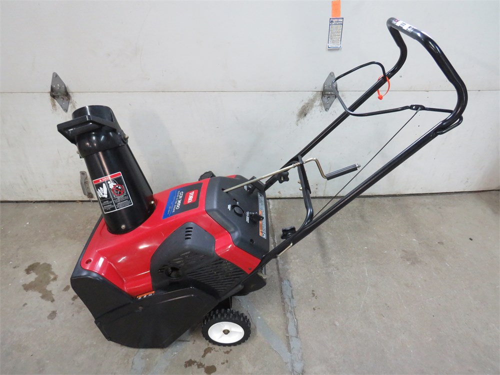 Transitional Design Online Auctions - TORO CCR3650 Snowblower